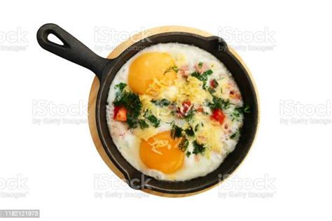 흰 배경에 고립 된 프라이팬에 야채와 계란 튀김 맨 위 보기 0명에 대한 스톡 사진 및 기타 이미지 0명 강철 건강한 생활방식 Istock