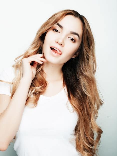 Concepto De Estilo De Vida Y Personas Sesi N De Estudio De Ni A Rizada Sonriente Linda Joven