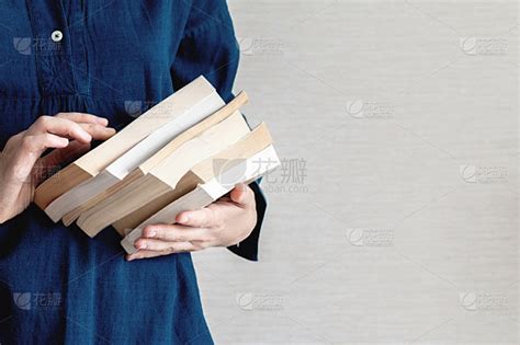 女人捧着一本书，是教育和读书的爱好