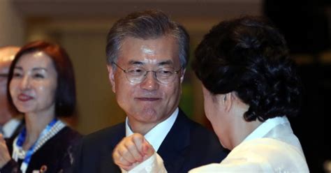 김정숙 여사의 말 춤 보는 문재인 대통령