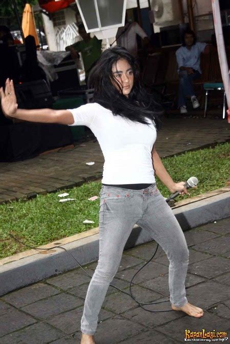 Dewi Perssik Januari