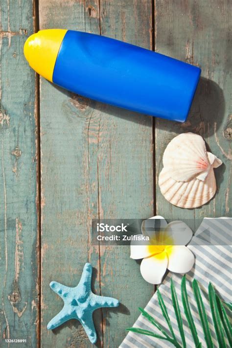 여름 해변 액세서리 자외선 차단제 불가사리 플루메리아 프란기파니 조개 껍질튜브 모의 공간을 복사합니다 개념에 대한 스톡 사진 및 기타 이미지 Istock