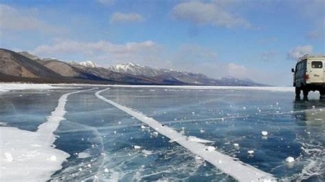 Гол мөрөн нуурын ус гүйцэд хөлдөөгүй тул мөсөн дээгүүр автомашинтайгаа зорчихгүй байхыг