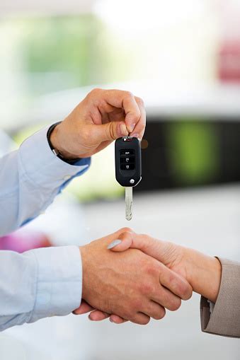 쇼 룸에서 여자에 게 차 열쇠를 전달 하는 자동차 세일즈 맨 차에 대한 스톡 사진 및 기타 이미지 차 판매 2명 Istock