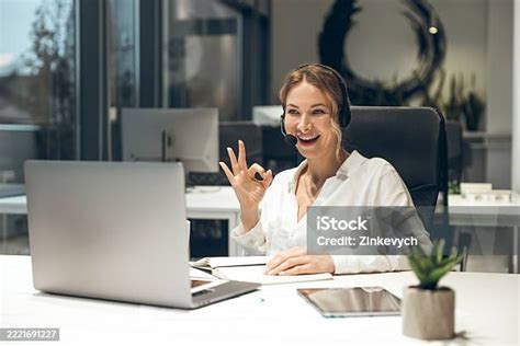 사무실 환경에서 헤드셋을 착용하고 노트북으로 통화를 처리하는 사업가 30 34세에 대한 스톡 사진 및 기타 이미지 30 34세 계획 기업 문화 Istock