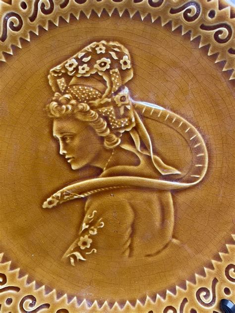 Assiette Argoat Gourin Bretagne Femme Bretonne Marron Céramique