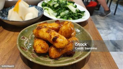 맛있는 맛있는 중국과 대만 음식 붉은 찐 쇠고기 국수와 야채 두부와 무 빨간 그릇에 뜨거운 수프 국수 대만 식당의 전통 음식 길거리 음식 0명에 대한 스톡 사진 및 기타