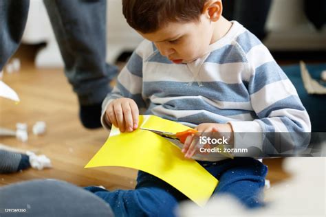 지저분한 바닥에 앉아 가위로 노란색 종이를 자르는 유아 2 3 살에 대한 스톡 사진 및 기타 이미지 2 3 살 가위 가정 생활 Istock
