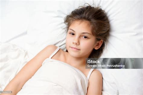 사랑스러운 어린 소녀는 학교에 가서 공부하는 불타는 욕망으로 전력의 전체 아침에 일찍 깨어났다 10 11세에 대한 스톡 사진 및 기타 이미지 Istock