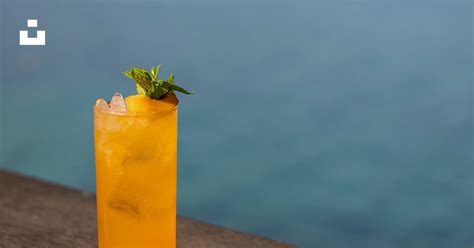 나무 테이블 위에 음료가 가득 찬 키 큰 유리잔이 놓여 있다 사진 Unsplash의 무료 여름 이미지