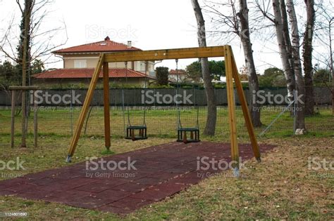 어린이 위한 놀이터에서 2 좌석 스윙 아 이들이 거기 되지 않습니다 이곳은 빈 고 버려진 다 슬 프 고 회색입니다 고독 하 고 포기입니다 어린이 위한 게임입니다 0명에 대한