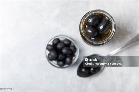 콘크리트 배경에 유리병에 담긴 올리브 항아리에 움푹 들어간 그린 올리브 유리병에 절인 올리브 나무 배경에 마리나드 올리브