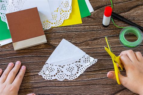 명령 단계 4 나무 테이블에 아이 선물 엽서 행복 부활절 닭 장난감 Handmade 어린이의 창의력 수공예품 어린이를 위한 공예품 프로젝트 개념에 대한 스톡 사진 및 기타