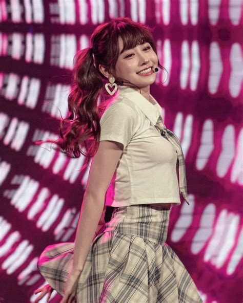 王依渟🍗 2023第一發‪⸝⸝› ‹⸝⸝‬ 新的一年也要繼續 散播歡樂散播愛愛💗 📷 Shy159753151 Instagram