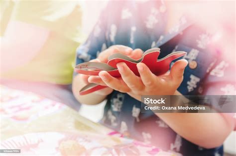 아이 종이 잘라 작은 어린이 기호를 들고 있다 교사는 아이 들과 함께 다룹니다 교육 격 조 간판에 대한 스톡 사진 및 기타 이미지 Istock