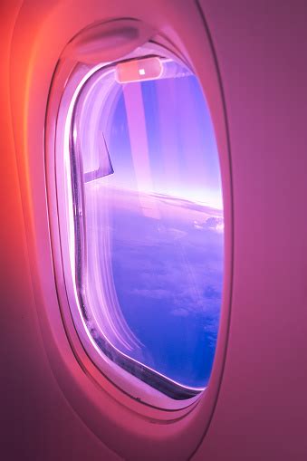 비행기와 하늘의 날개 보라색과 빨간색 색상의 멋진 일몰 비행 중 비행기의 창에서 보기 비행기에 대한 스톡 사진 및 기타 이미지 비행기 실내 일몰 Istock