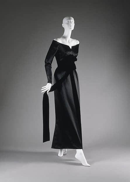 40、50年代的迪奥的礼服。（现收藏在美国大都会博物馆） 迪奥 收藏 礼服 新浪新闻