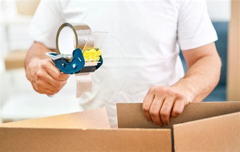 포장 기계를 들고 골판지 또는 종이 상자를 밀봉하는 작업자 손 가정의 방에 대한 스톡 사진 및 기타 이미지 가정의 방 남자 남자들만 Istock