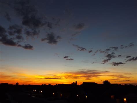 배경 화면 시티 꽃들 푸른 겨울 일몰 빨간 여름 하늘 사람들 주황색 식물 태양 햇빛 달 화이트 눈 폭풍 감기 나무 애정 나를 창문