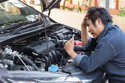 남자가 차를 점검하고 있습니다 문제가있는 자동차 여행 중에 깨진 자동차 걱정하는에 대한 스톡 사진 및 기타 이미지 걱정하는 수리 조절하기 Istock