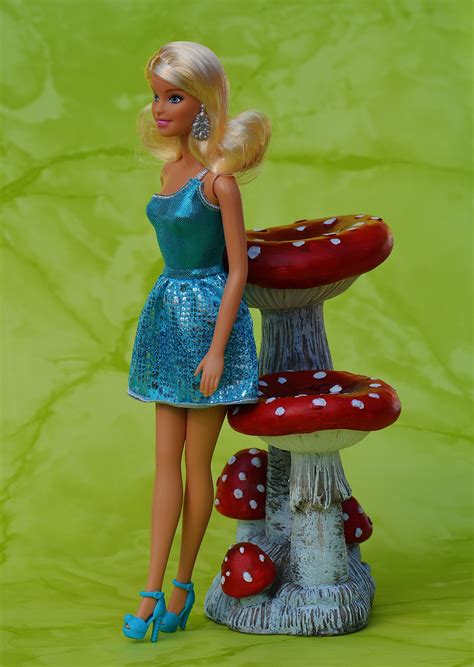 무료 이미지 소녀 놀이 녹색 빨간 색깔 헤어 스타일 장난이 심하다 드레스 그림 머리 작은 입상 아름다움 아름다운 금발 예쁜 바비 매력적인