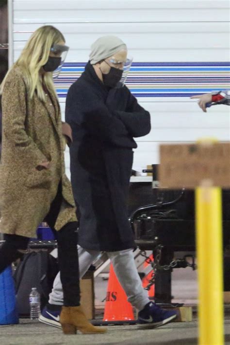 Sarah Paulson And Beanie Feldstein On The Set Of American Crime Story