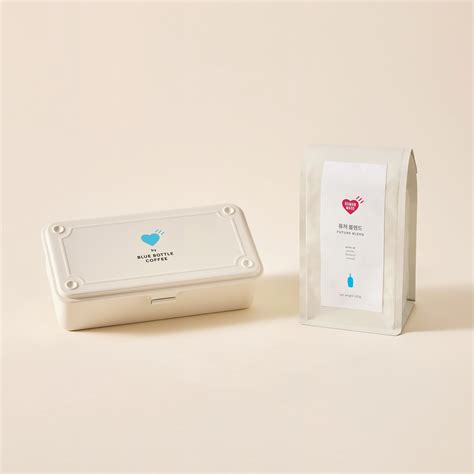 블루보틀커피코리아 한 잔의 커피를 위한 수많은 정성을 캔들이라는 오브제로 담았습니다 커피 콩를 재배하는 단계부터 정성스러운 바리스타의 브루잉 그리고 입안에 남는 오랜