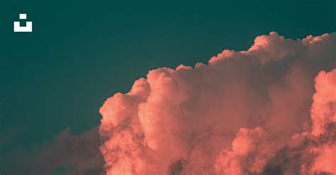 구름을 배경으로 하늘을 나는 비행기 사진 Unsplash의 무료 침울한 색상 이미지