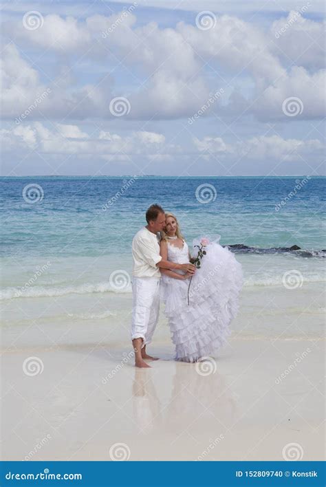 El Novio Y La Novia En La Playa Tropical Foto De Archivo Imagen De