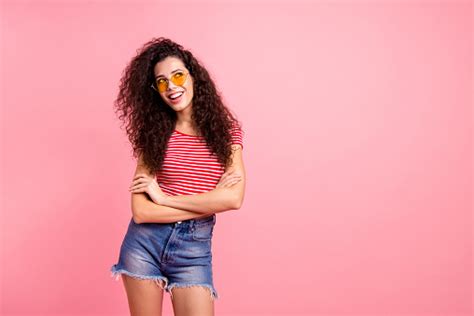 그녀의 그녀의 멋진 찾고 매력적인 윈 섬 매력적인 사랑 스러운 샤인 여성 호기심 쾌활 한 곱슬 머리 레이디는 옆에 고립 된