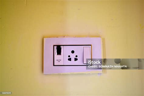 스위치 보드의 조광기 스위치 및 조명 스위치 스위치 보드가있는 아름다운 그림 방 벽 배전반에 대한 스톡 사진 및 기타 이미지 배전반 벽 0명 Istock