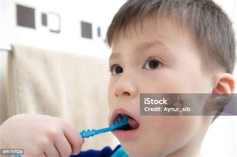 칫 솔과 치아 어린이 치과 치료 구강 위생 개념 목욕탕에 어린이 솔 질 하는 소년 건강관리와 의술에 대한 스톡 사진 및 기타 이미지 건강관리와 의술 깨끗한 나름