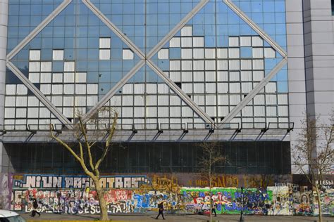 Edificio Movistar Destruido Y Mural Se Lee Ni Un Paso Atrás Plaza