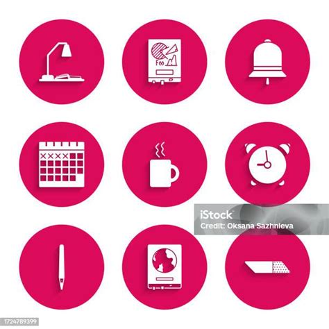 학교 칠판에 커피잔 세계 지도 지우개 고무 알람 시계 펜 달력 울리는 종 테이블 램프와 열린 책 아이콘이 있는 직장을 설정합니다 벡터 0명에 대한 스톡 벡터 아트 및 기타