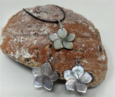 Authentic Carved Hibiscus Black Lip Mother Of Pearl Shells Earrings Set