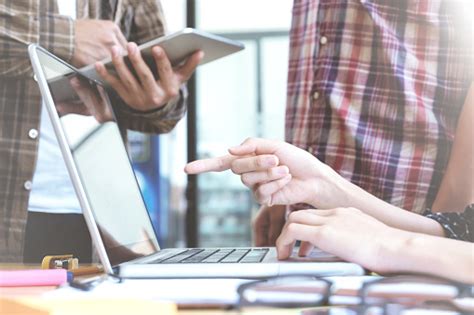 젊은 신생 기업인 팀웍 Brainstroming 회의 계획 시작 프로젝트를 논의 하기 위해 계획에 대한 스톡 사진 및 기타 이미지 Istock