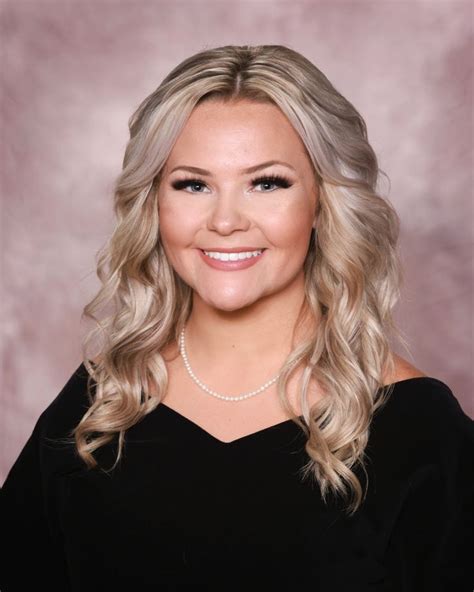Senior Portraits 🎓 Senior Portraits Hairstyles Senior Portrait
