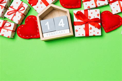 당신의 디자인을위한 빈 공간과 화려한 배경에 선물 상자 나무 달력과 빨간 직물 마음의 휴일 구성 2월 14일 발렌타인 데이 컨셉의 최고 보기 0명에 대한 스톡 사진 및 기타