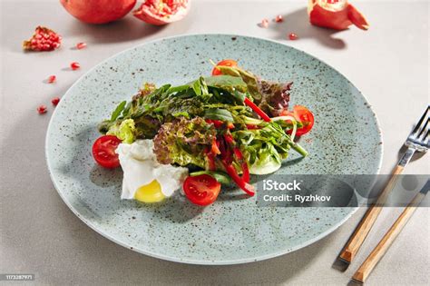 매크로 사진 데친 달걀 슬라이스 달콤한 피망 신선한 양상추 잎과 체리 토마토와 혼합 샐러드의 사진 섬세하게 조리된 달걀과 건강한 살자를 곁들인 레스토랑 스타터 메뉴 고급