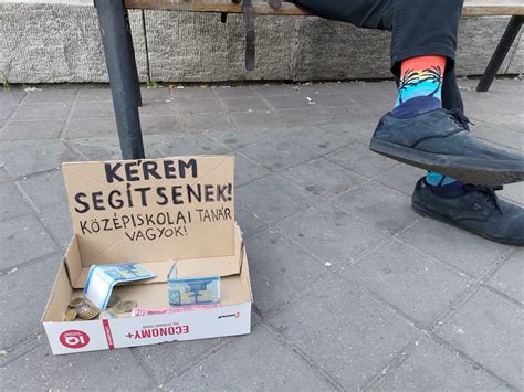 Ungarischer Lehrer Bettelt Auf Dem De K Platz In Budapest Ungarn Heute