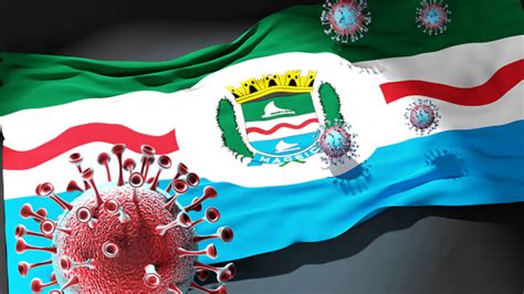 Maceio에서 코비드 코로나 바이러스싸움의 상징으로 Maceio의 도시 플래그를 공격하고이 도시에서 바이러스 전염병과 투쟁