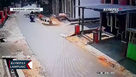 Jatuh Bangun! Seorang Bocah Gagalkan Aksi Jambret Ponsel - Video Dailymotion