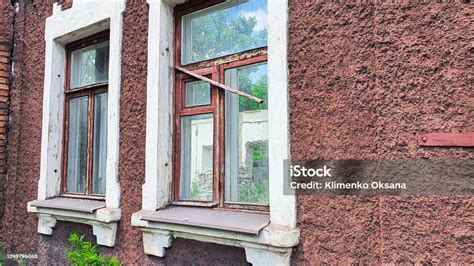 폐허가 된 오래된 집 그리고 푸른 하늘 오래된 집의 유적 버려진 도시 유령의 도시 지진으로 파괴된 오래된 역사적인 건물의 유적