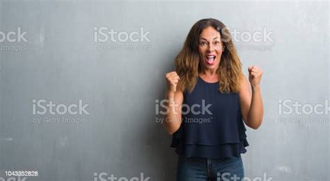 중세 스페인 여자 회색 그런 지 벽 축 하 서 놀라게 무기 제기와 성공을 위한 깜짝 놀라게 고 눈을 엽니다 우승자 개념입니다