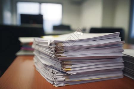 商业文件堆叠在桌面文件上图片素材 正版创意图片600128909 摄图网