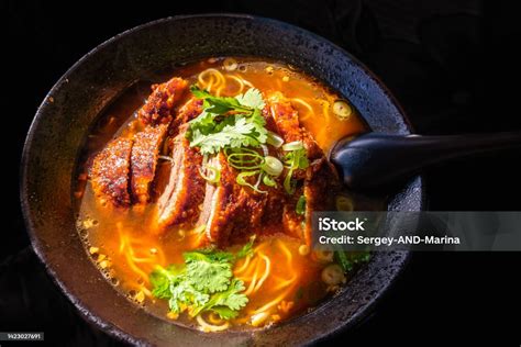 식욕을 돋우는 라면수프의 사료 중 하나는 국수와 고기 요리입니다 일본 중국 및 한국 요리에서 인기있는 요리 0명에 대한 스톡 사진 및 기타 이미지 Istock