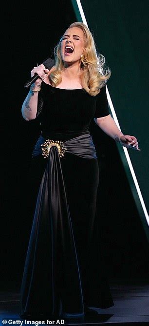 Adele Ditches Shoes For Posh Socks So She Doesnt Slip During Las