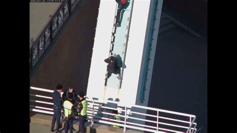 Трое парней на мосту в Нур Султане Youtube