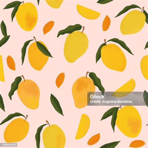 흰색 배경에 고립 된 신선한 밝은 이국적인 전체와 슬라이스 망고와 매끄러운 패턴 건강한 라이프 스타일을위한 여름 과일 유기농