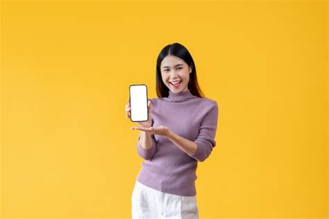 Premium Photo A Beautiful Asian Woman Is Showing The White Screen Of A Smartphone In Her Hand